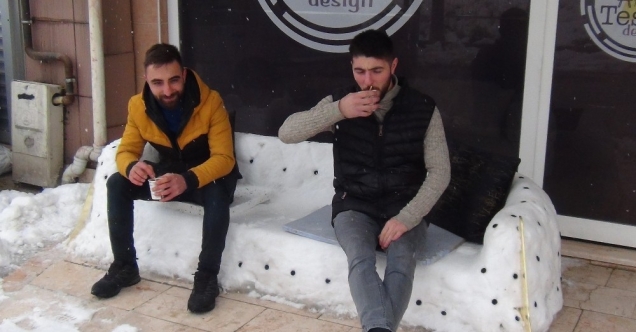 Kardan koltuk yapıp üzerinde çay keyfi yaptılar Kardan koltuk yapıp üzerinde çay keyfi yaptılar